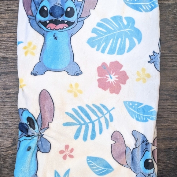 Disney | Bedding | Rare New Disney Lilo And Stitch Leaf Flower Throw ...